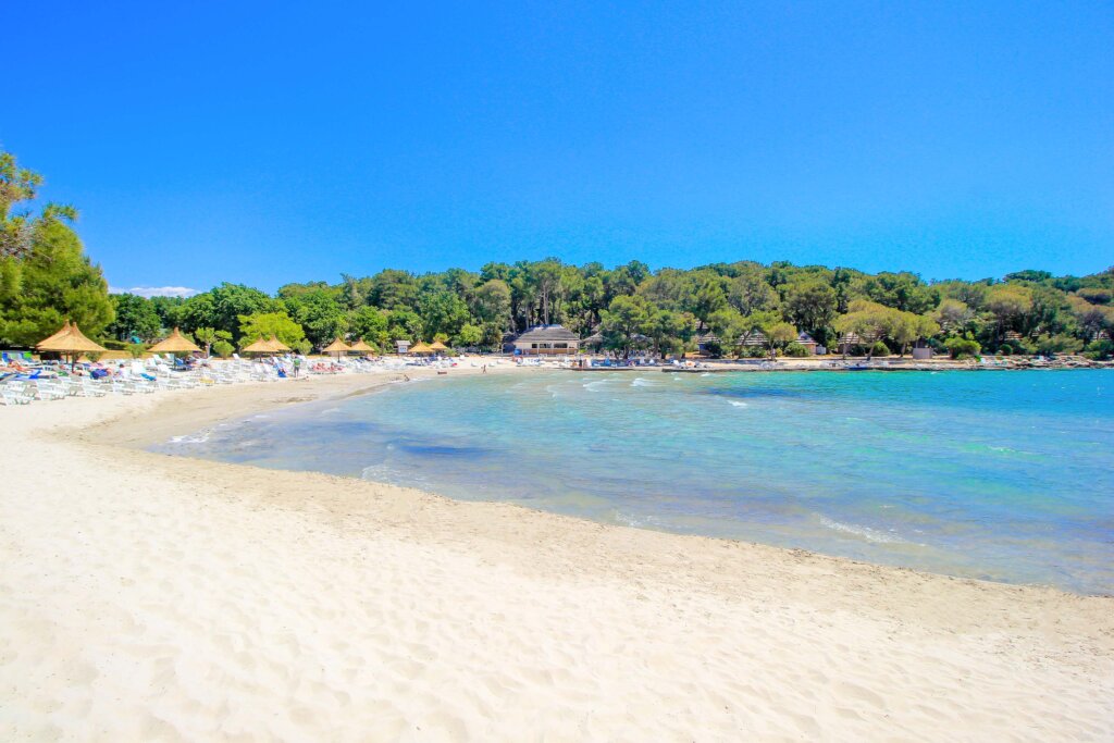 The 7 Best Beaches in Pakostane - PlacesofJuma